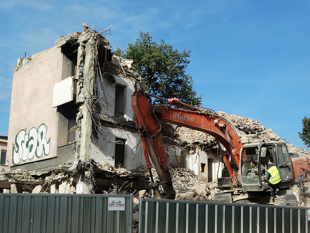 Kiedyś był tu "chiński domek", potem biurowiec w stylu PRL-u. Co ...